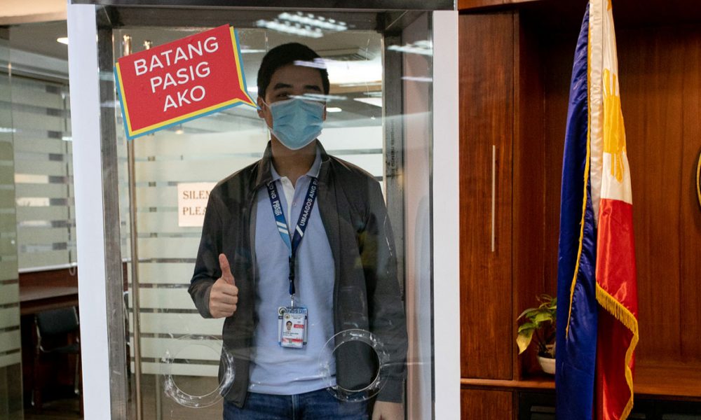 Vico, Yorme receive COVID-19 testing booths from SMC