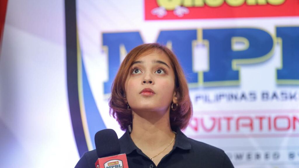 Christiana Dimaunahan, Baileys Acot part of NCAA 97 courtside reporters