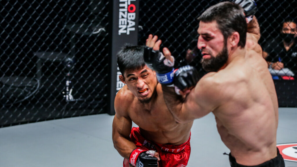 Stephen Loman accepts Fabricio Andrade's challenge