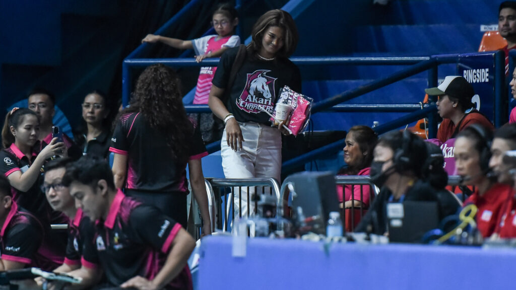 Fifi Sharma watches Akari-PLDT game sporting Chargers shirt