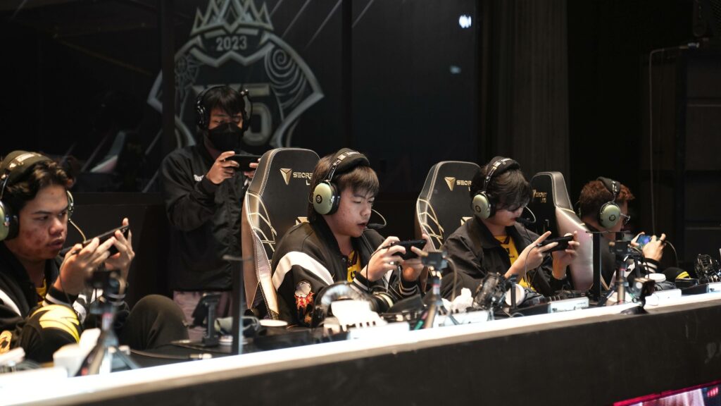 M5: ONIC nears Golden Road, reaches grand finals after sweep of AP.Bren