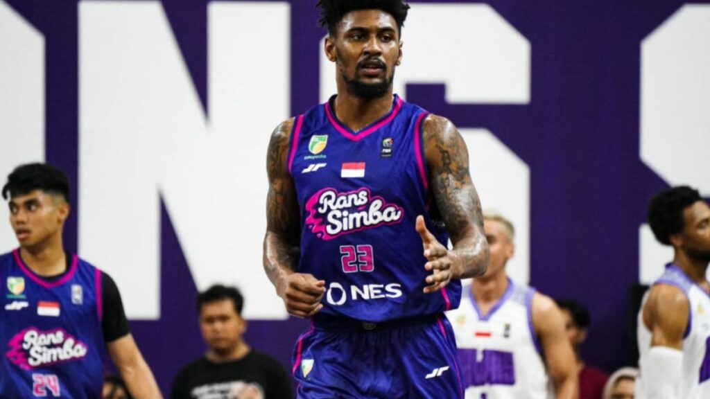 Phoenix replaces Jay McKinnis with Le'Bryan Nash