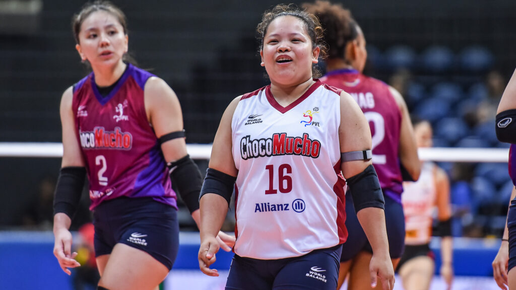 Alessandro Lodi checks on Thang Ponce after scary fall in Choco Mucho’s ...